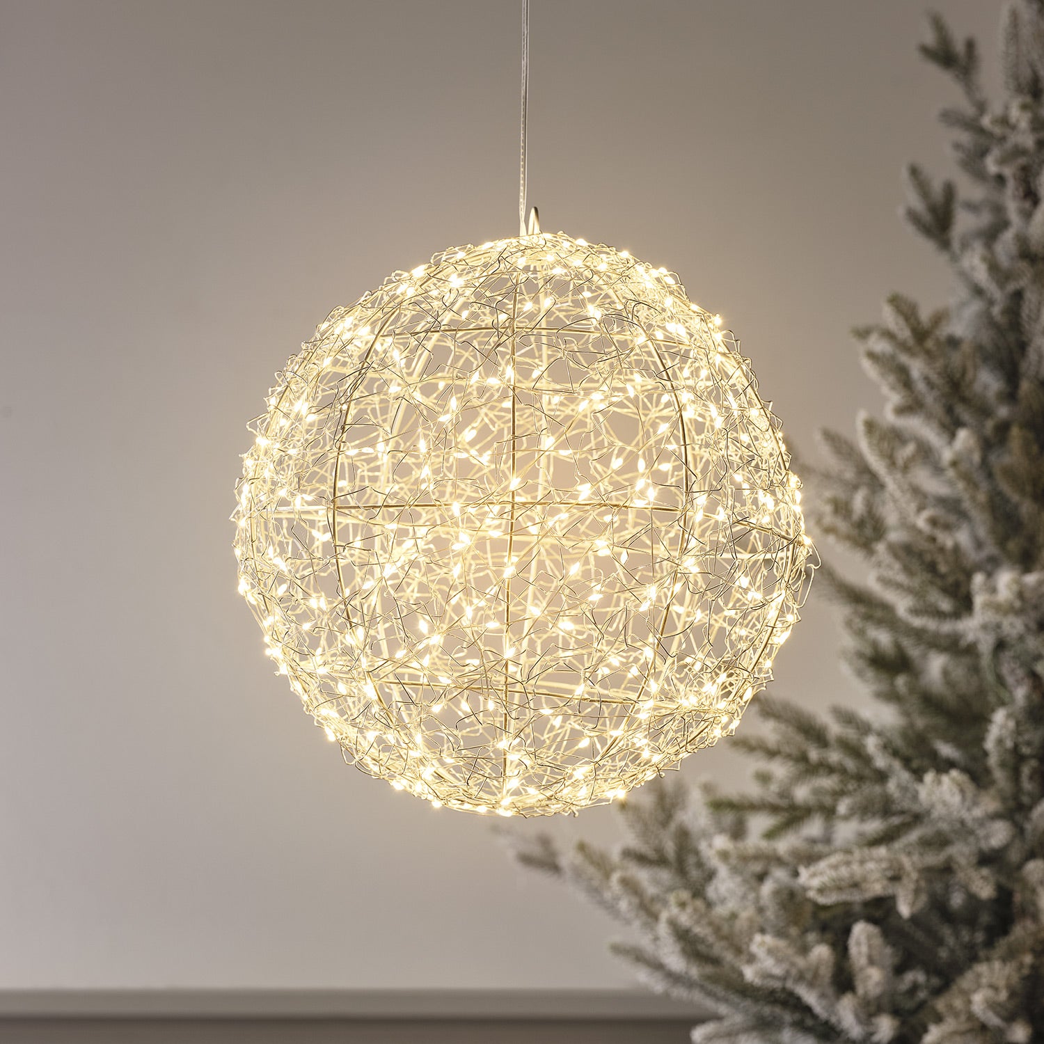 Boule Lumineuse Argentée à Suspendre de 28 cm, à 400 LED Blanc Chaud